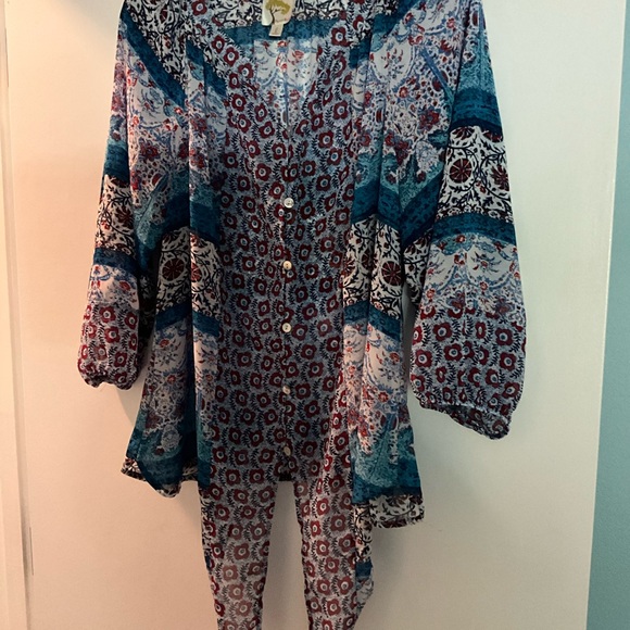fig and flower | Tops | Fig And Flower Red White And Blue Floral Blouse ...